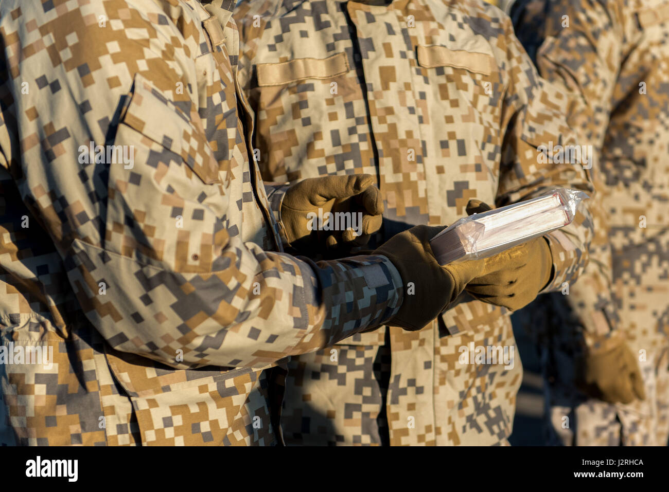 Soldier reading map hi-res stock photography and images - Alamy