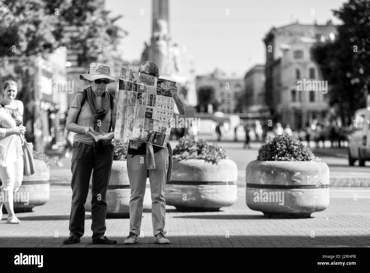 Young female tourist smiling Black and White Stock Photos & Images - Alamy