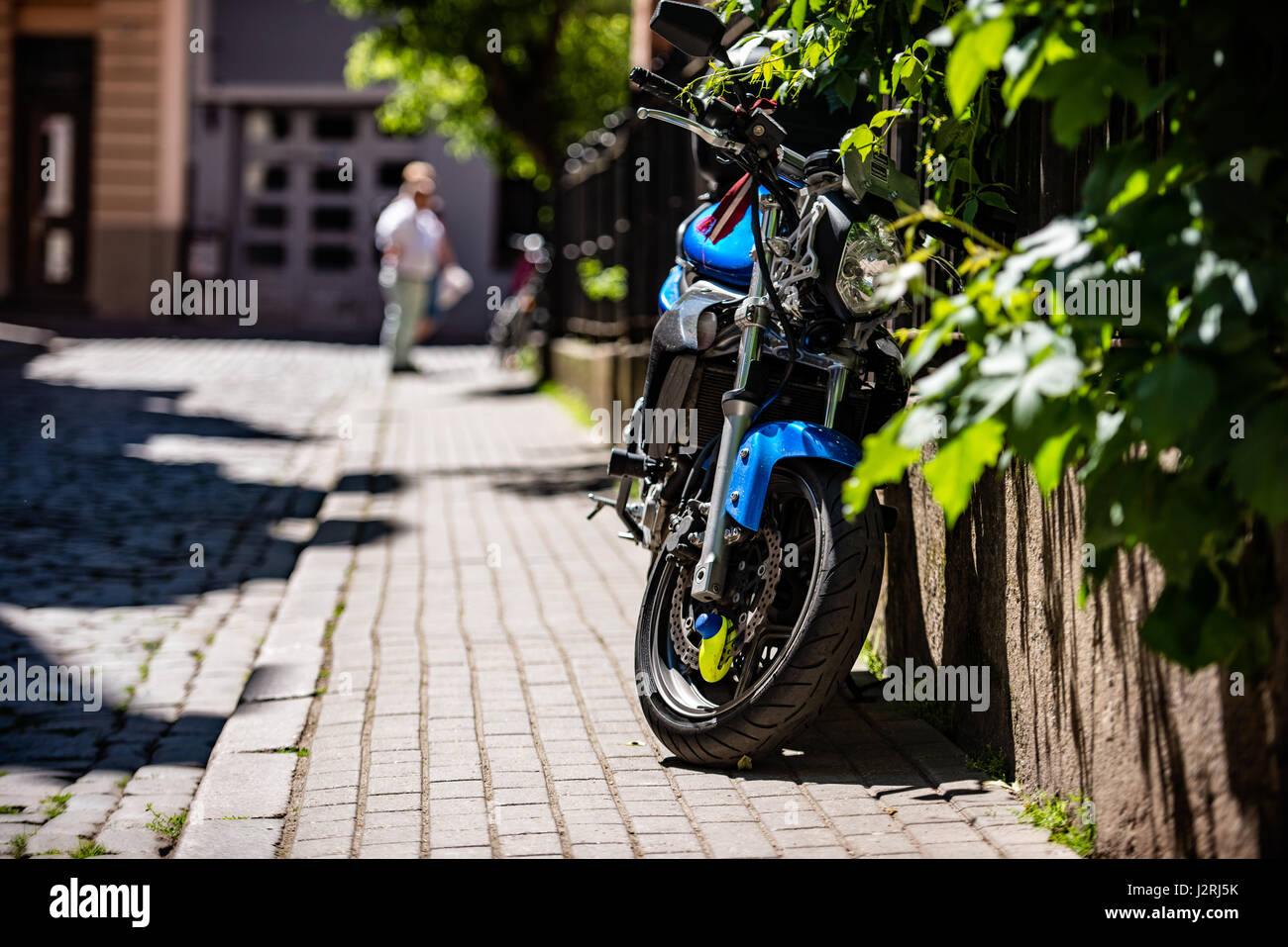 Side streets in italy with bike hi-res stock photography and images - Alamy