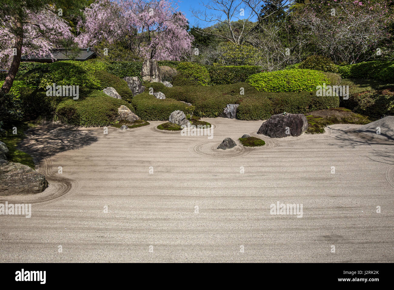 Meigetsuin Zen Garden - The karesansui zen garden of raked sand, rocks ...