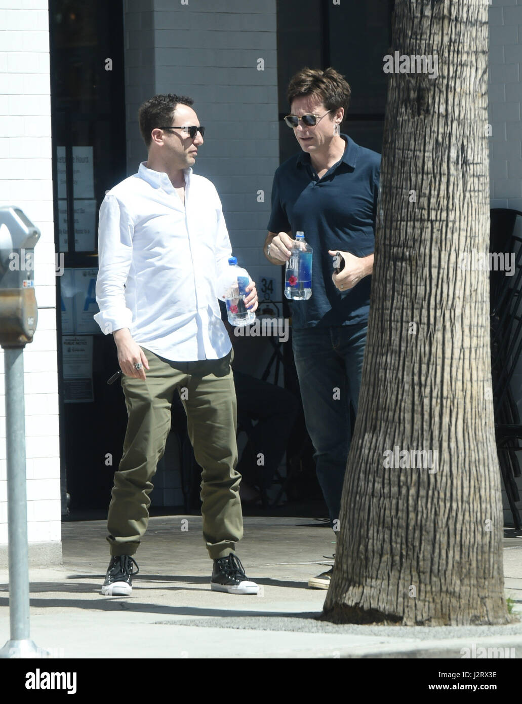 Jason Bateman has lunch with a friend and leaves with a handshake ...