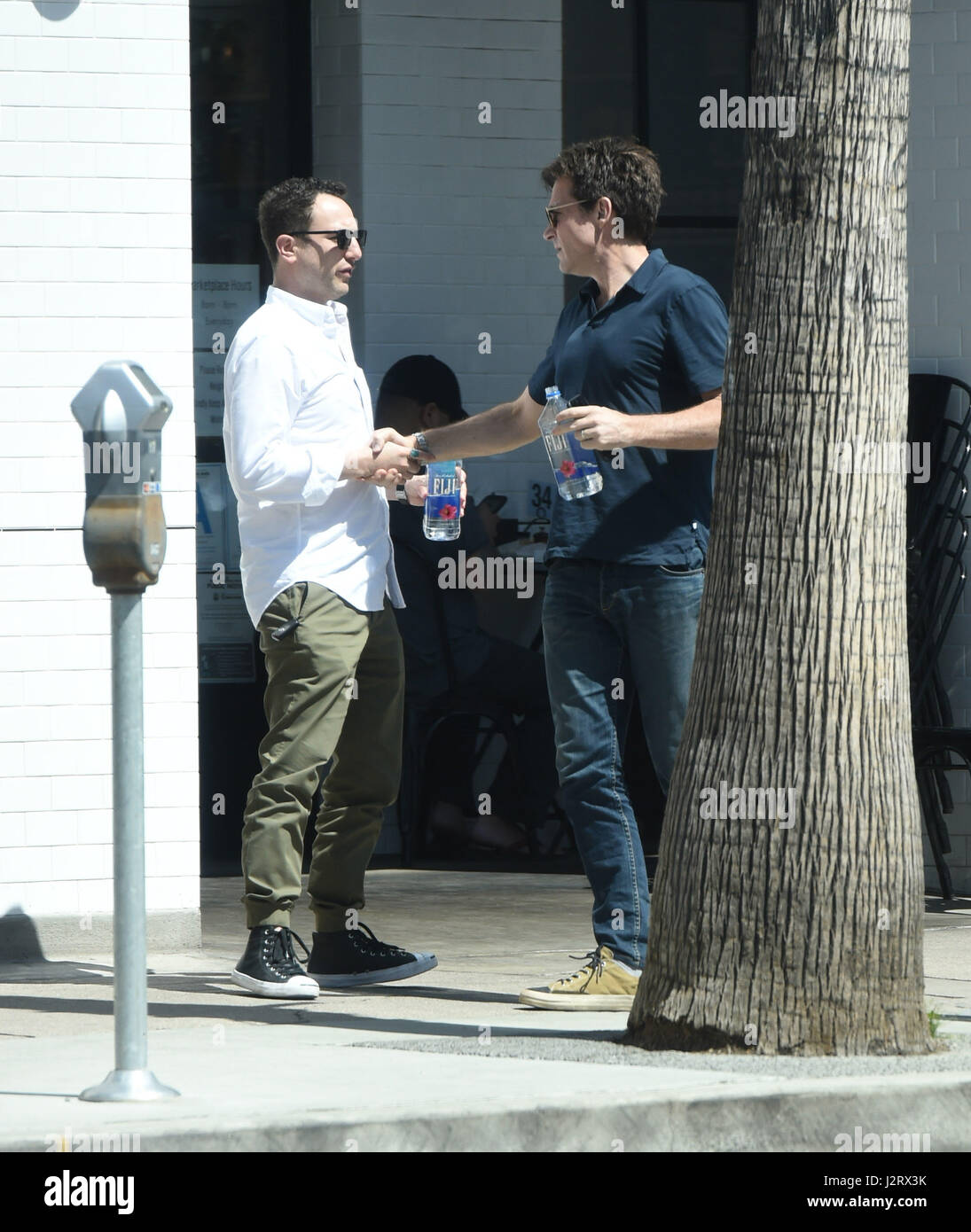 Jason Bateman has lunch with a friend and leaves with a handshake ...