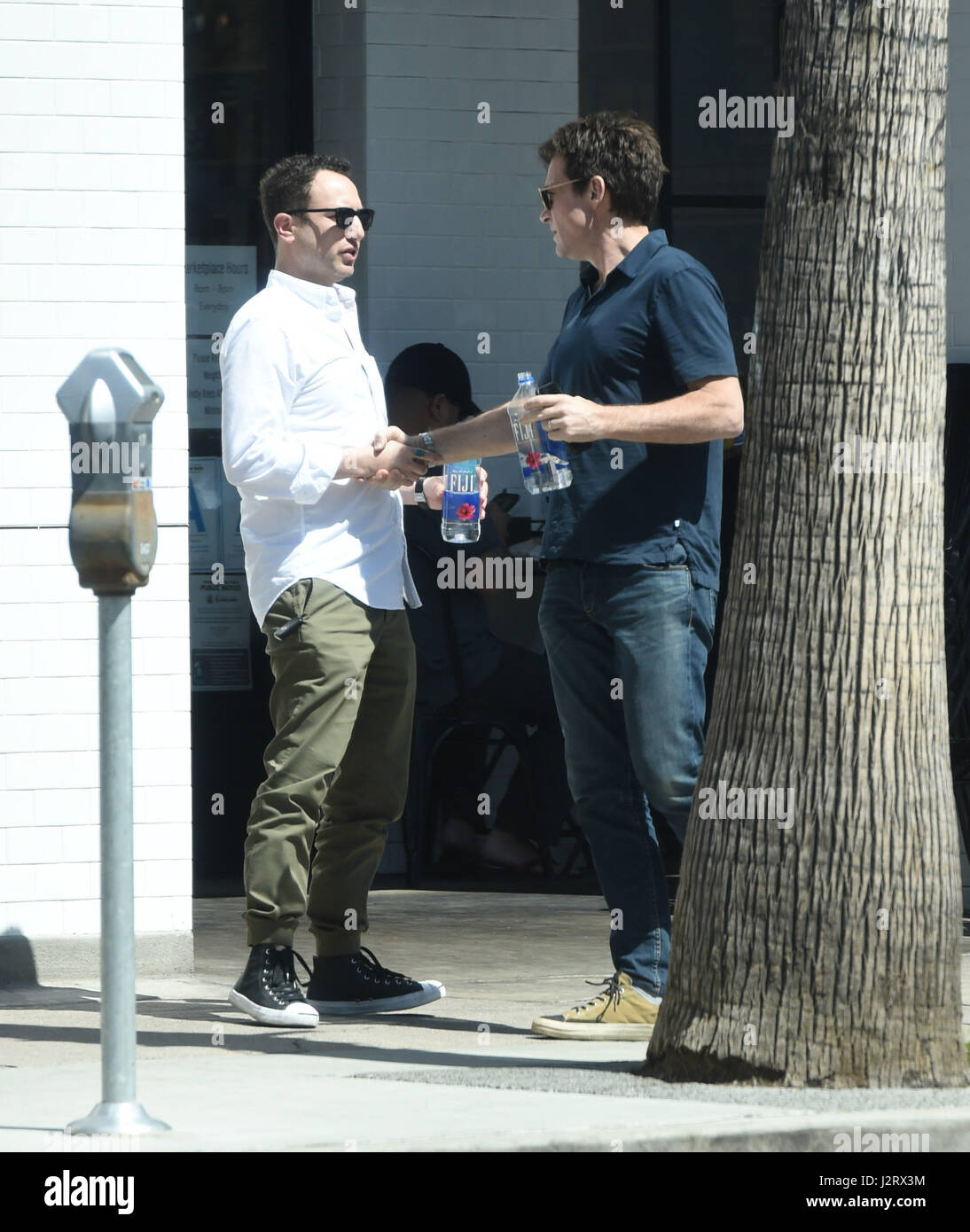 Jason Bateman has lunch with a friend and leaves with a handshake ...