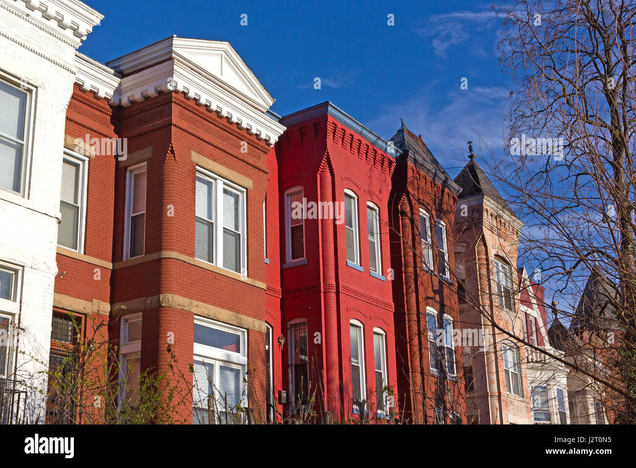 Brick row houses hi-res stock photography and images - Alamy