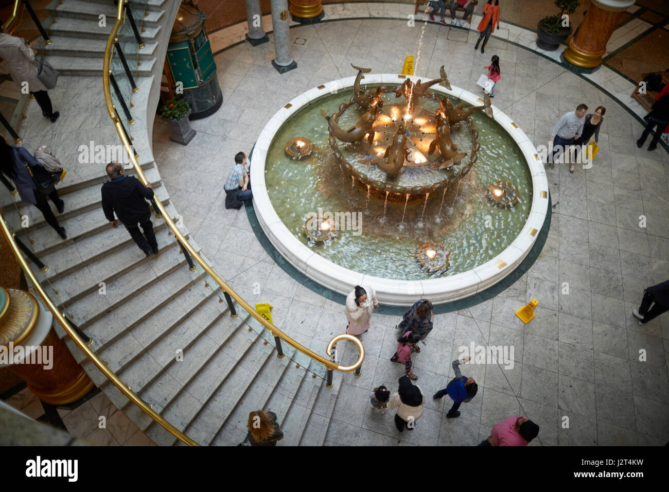 Mall fountain shopping store hi-res stock photography and images - Alamy