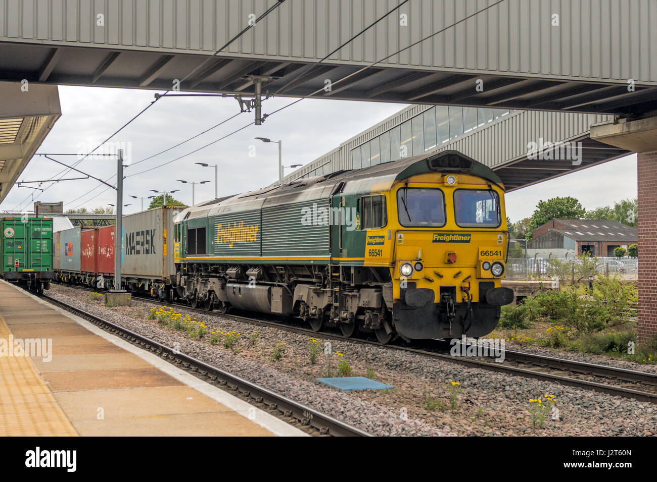 Freightliner No. 66541 pulls into Peterborough Station Stock Photo - Alamy