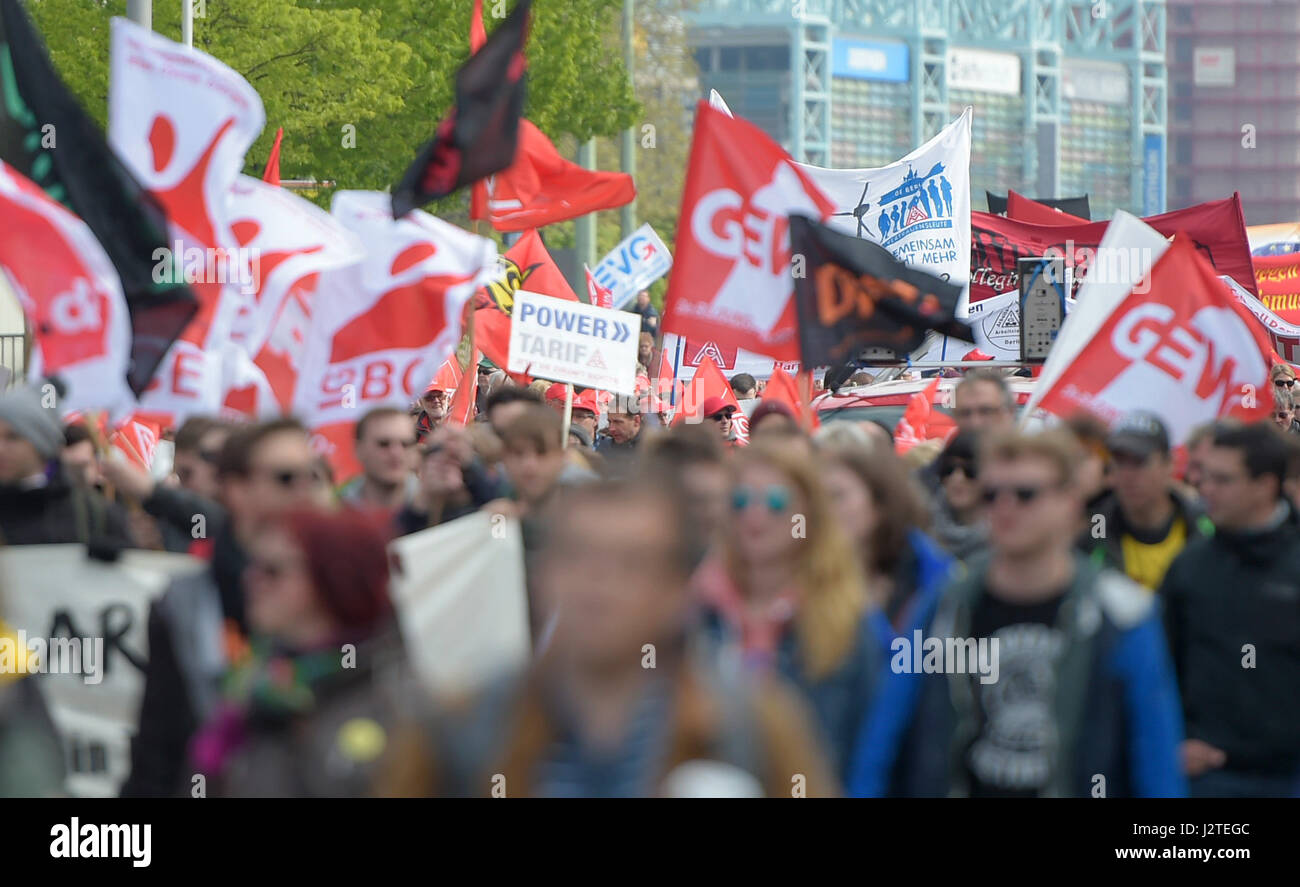 Berlin, Germany. 01st May, 2017. Members of the German Trade Union ...