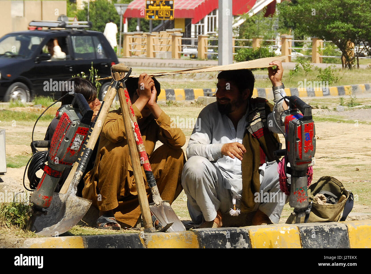 Islamabad, Pakistan. 1st May, 2017. Pakistani labourers wait for work ...