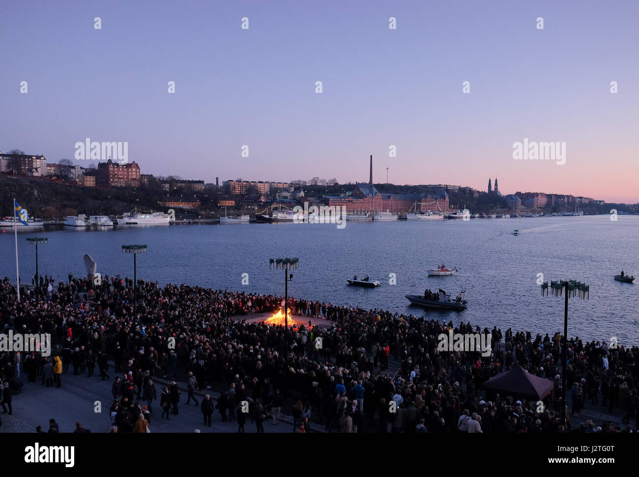 Stockholm, Sweden. 30th Apr, 2017. Hundreds of Swedes gather round a ...