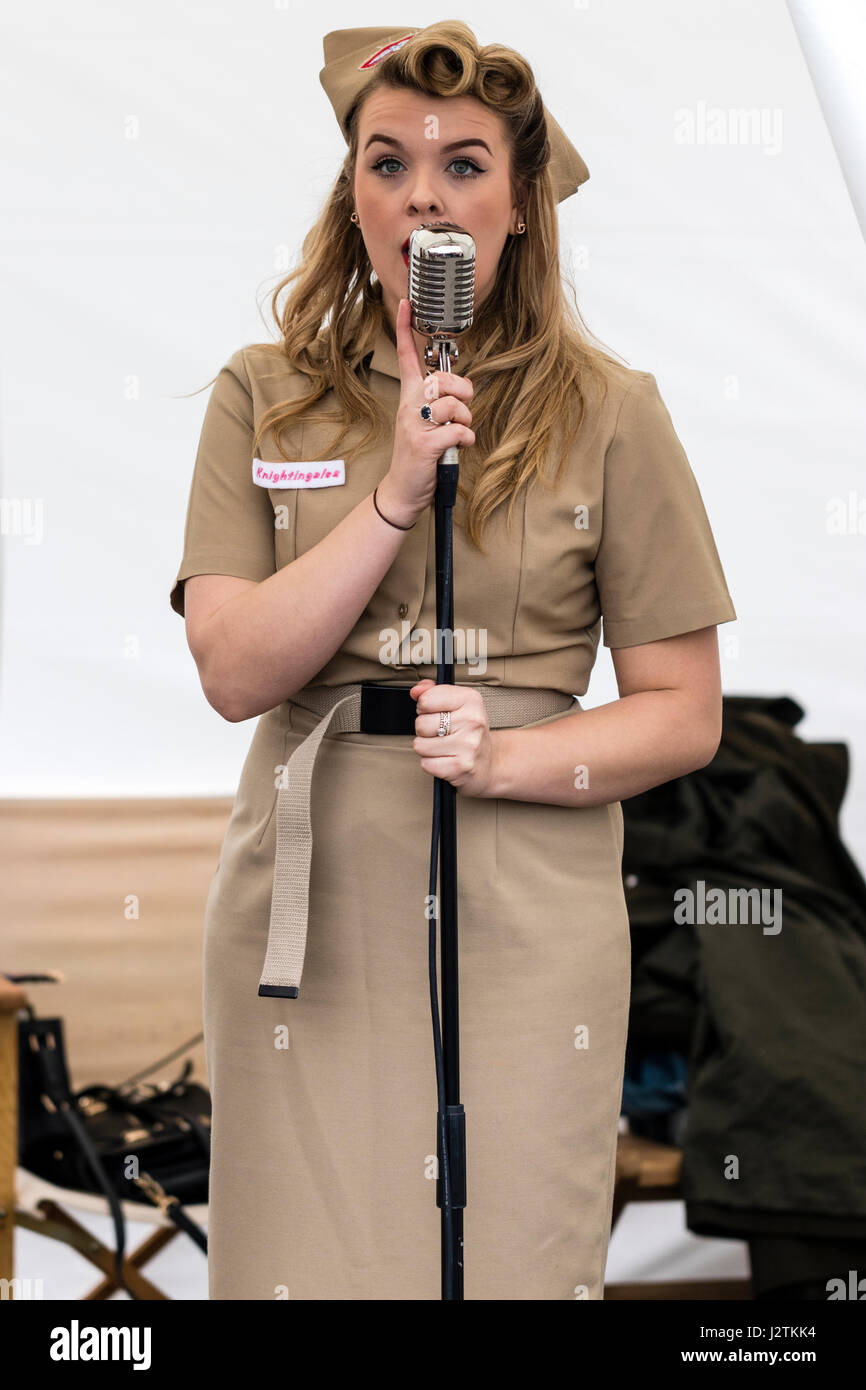 Female singer in 1940s hi-res stock photography and images - Alamy