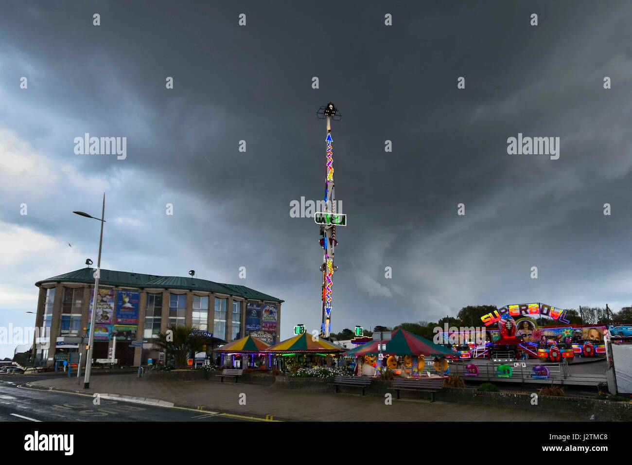 Weymouth, Dorset, UK. 1st May 2017. UK Weather. Spectacular thunder ...