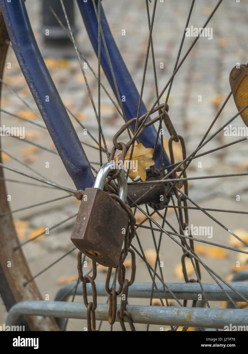 Rusty padlock with a chain attached to a bicycle wheel Stock Photo - Alamy