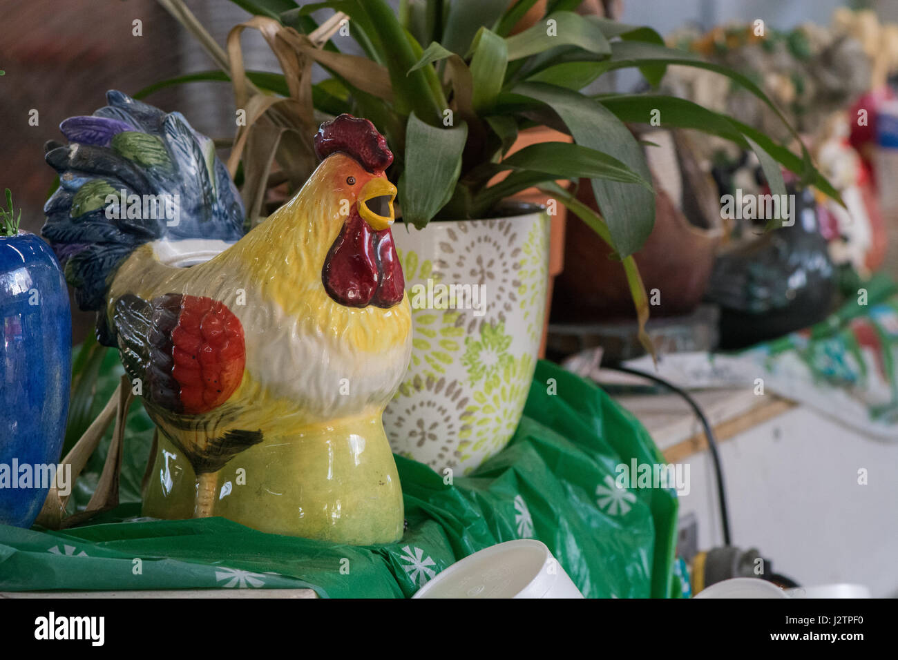 Hen ceramic hi-res stock photography and images - Alamy