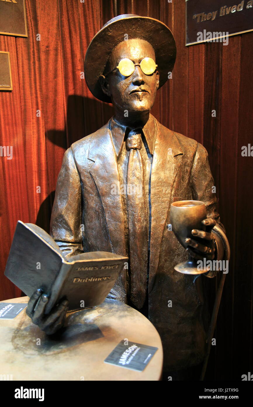 James Joyce 1882-1941 sculpture statue inside the Temple Bar pub ...