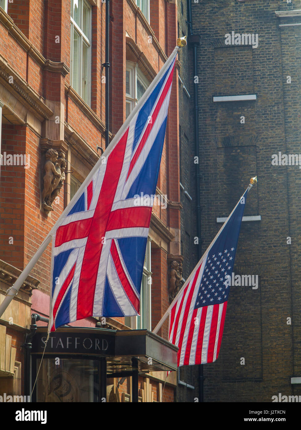 British american flags together hi-res stock photography and images - Alamy