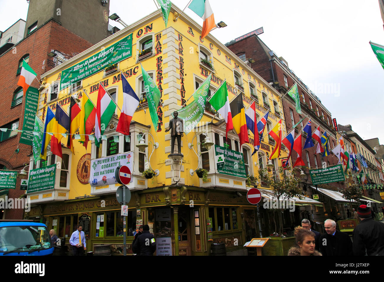 Dublin ireland pub flag hi-res stock photography and images - Alamy