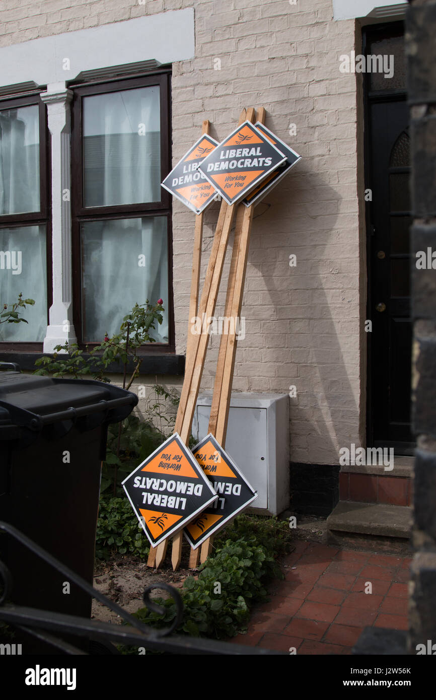 Campaign yard signs hi-res stock photography and images - Alamy