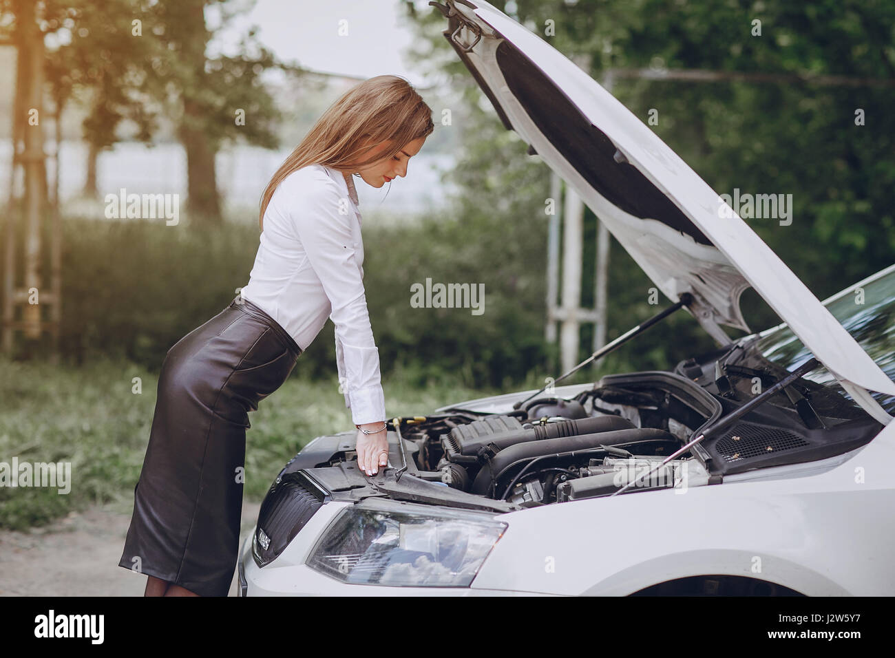 two girls on the road trying to fix their car Stock Photo - Alamy