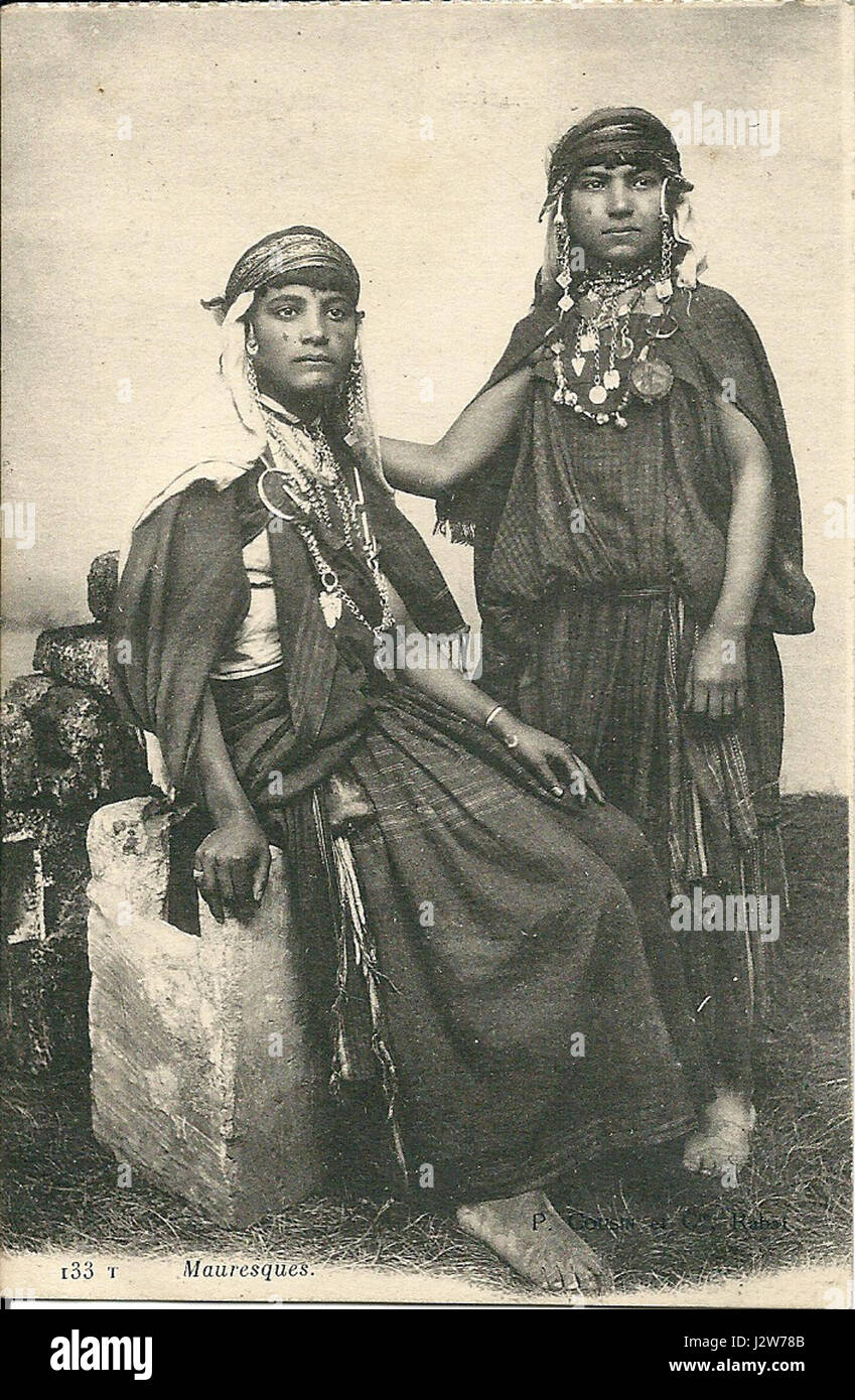 2 jeunes Mauresques 1919 Stock Photo - Alamy