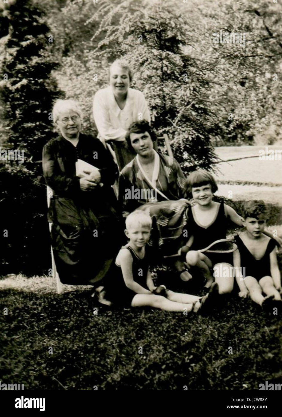 Three 3 generations family members families hi-res stock photography ...