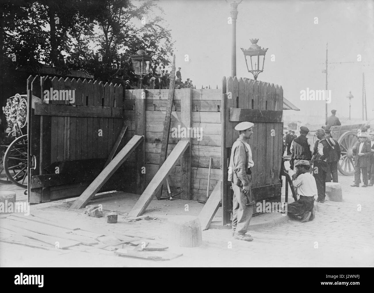 The barricade civil war Black and White Stock Photos & Images - Alamy
