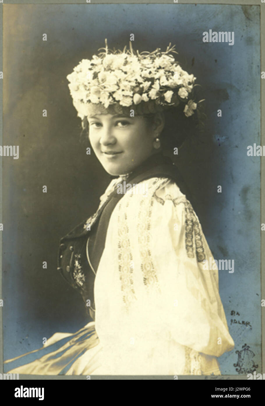*Port femeiesc din Sereca 3* refers to a traditional womenâ€™s attire ...