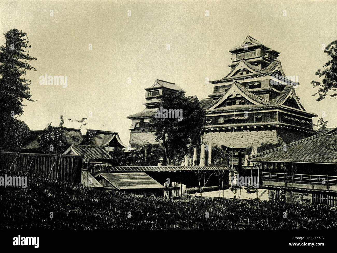 This photograph shows the Kumamoto Castle, a historical Japanese ...