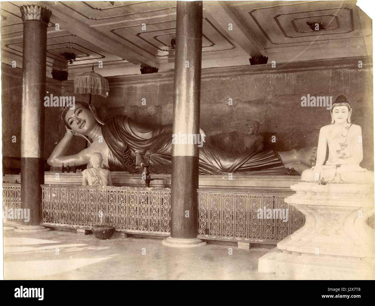 An interior view of a Buddhist temple Stock Photo - Alamy