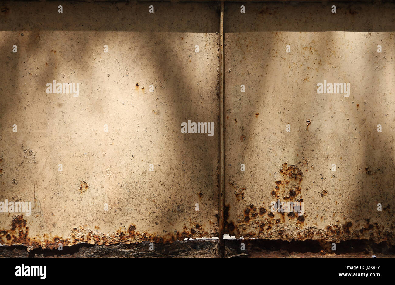 Rusted cover hi-res stock photography and images - Alamy