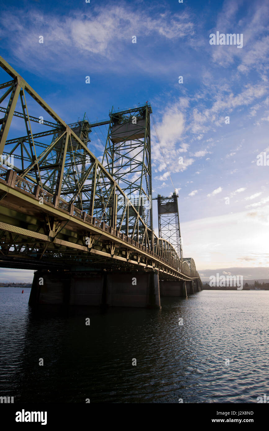 Interstate bridge between Oregon and Washington with arched sections ...