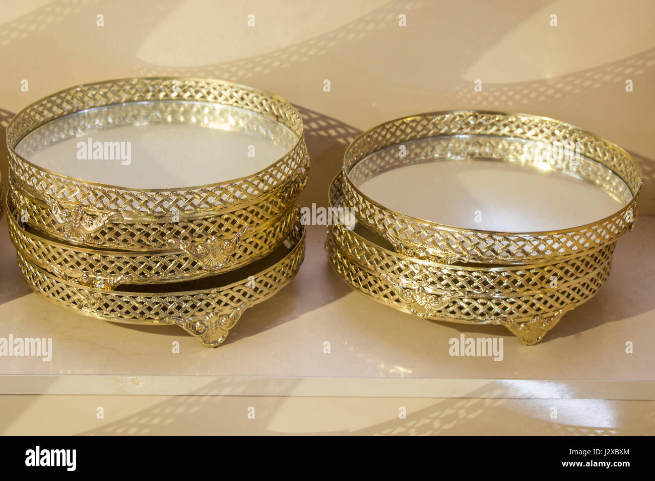 Taditional Turkish metal plates in the bazaar Stock Photo - Alamy