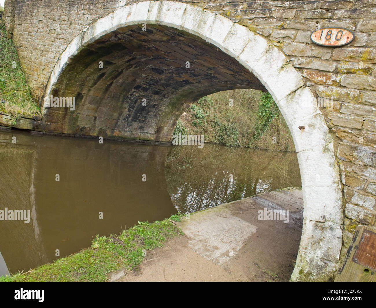 Leeds Liverpool Canal Skipton Bridge Uk Stock Photo - Alamy