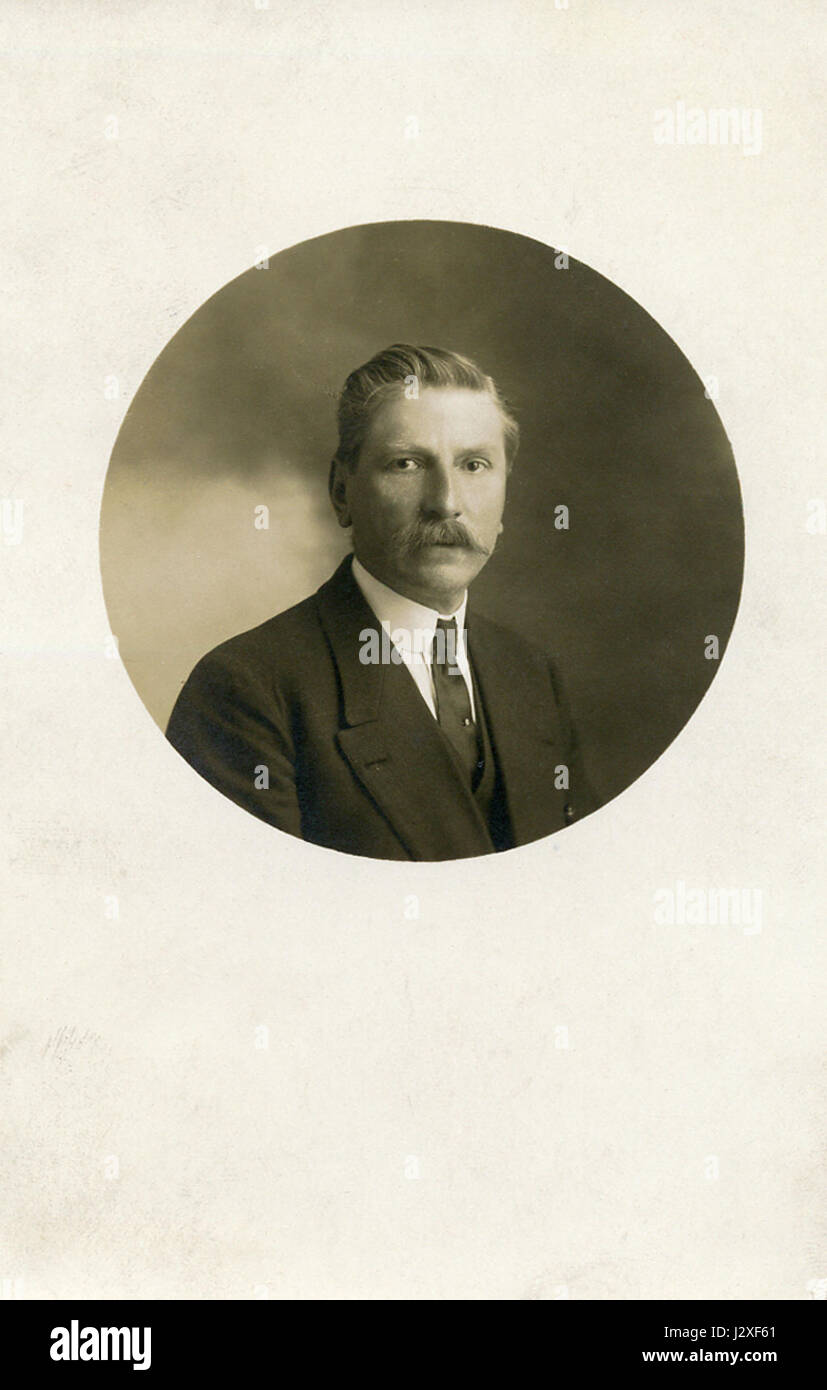 The Boutain Portrait Rond is a distinctive circular portrait featuring ...