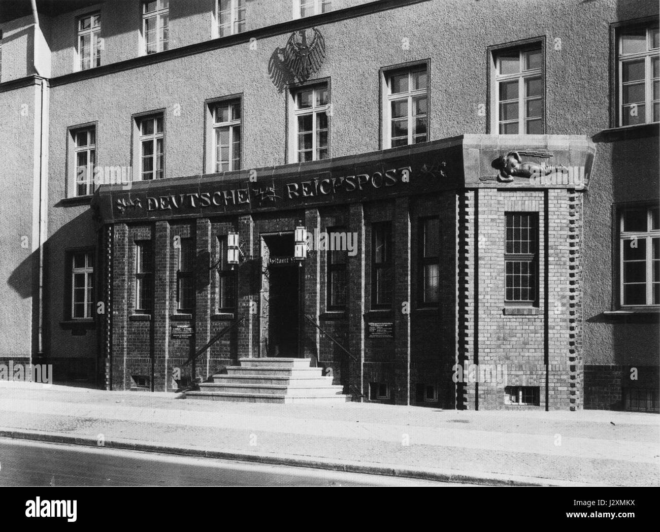 This image depicts the AHW Postamt N22 in Gohlis, Leipzig, built in ...