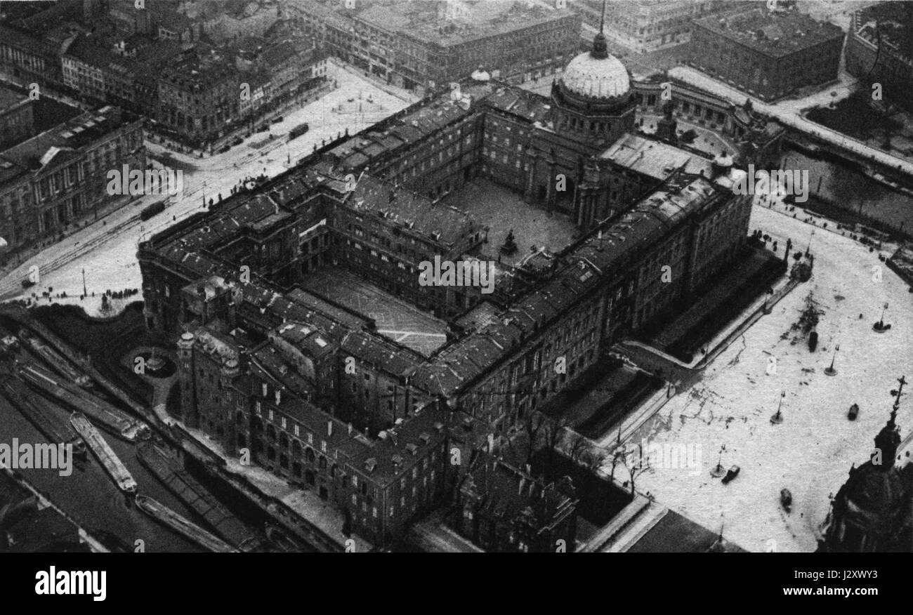 This aerial photograph captures the Berlin Stadtschloss (Berlin City ...