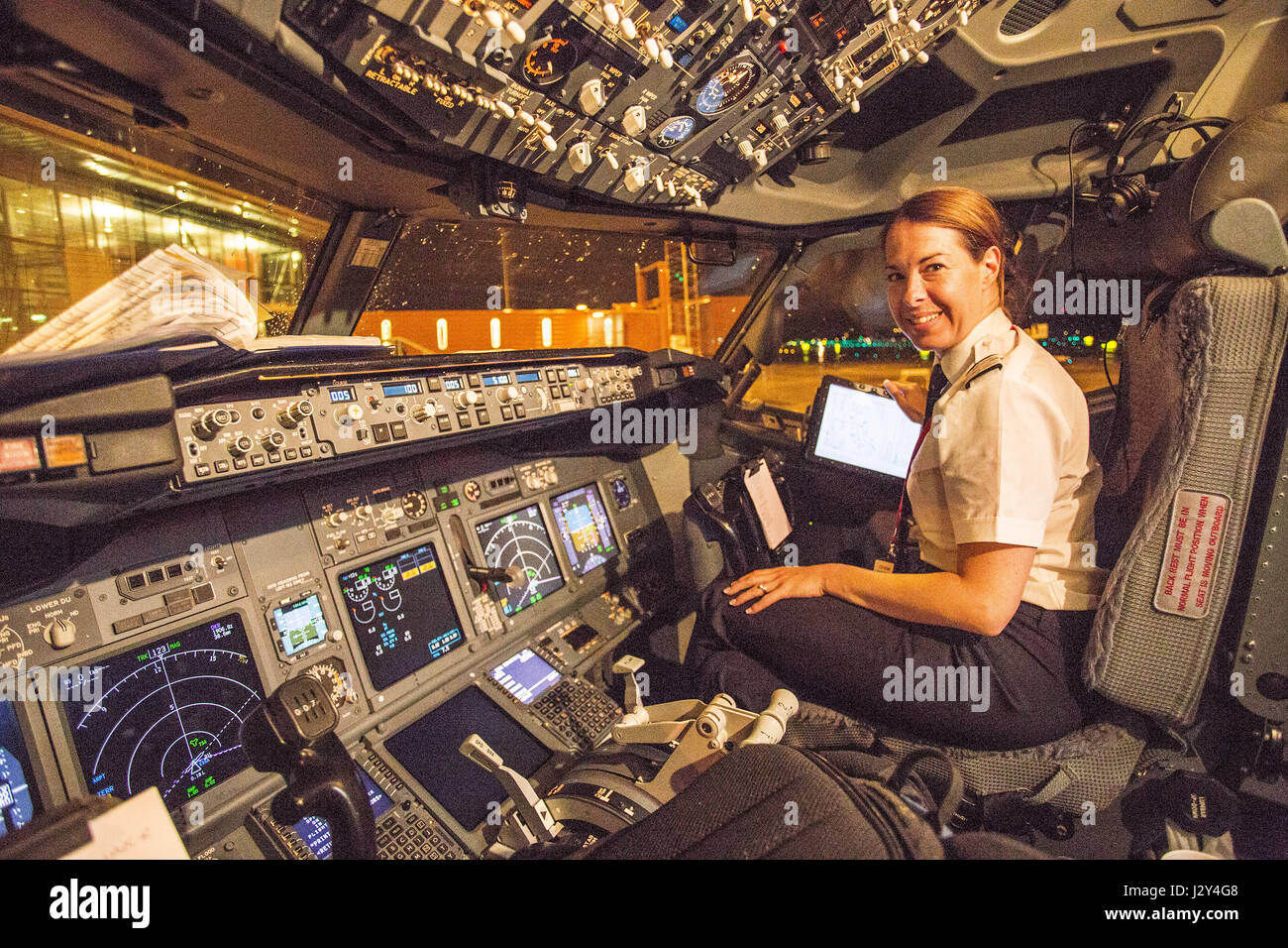cockpit of modern jetliner with female co-pilot Stock Photo - Alamy