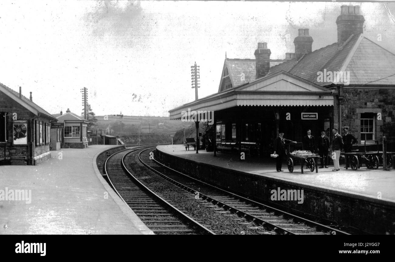England station local Black and White Stock Photos & Images - Alamy
