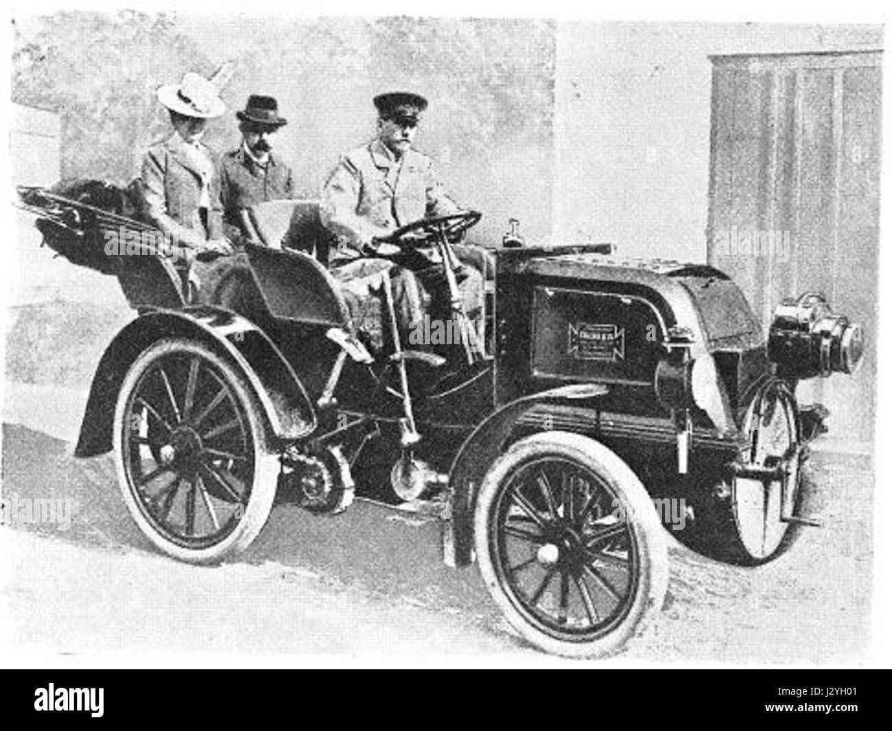 This image depicts a 1901 model of a Daimler vehicle, a significant ...