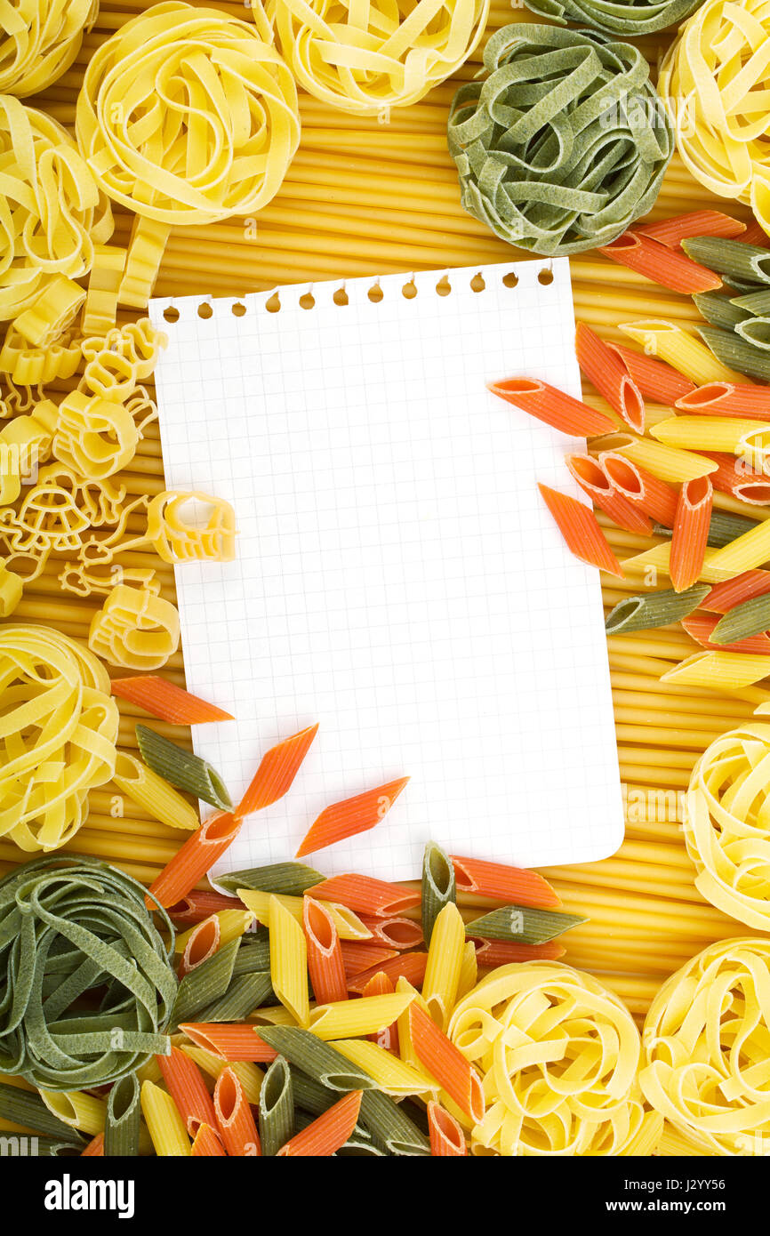 Note paper on various Italian pasta background Stock Photo - Alamy