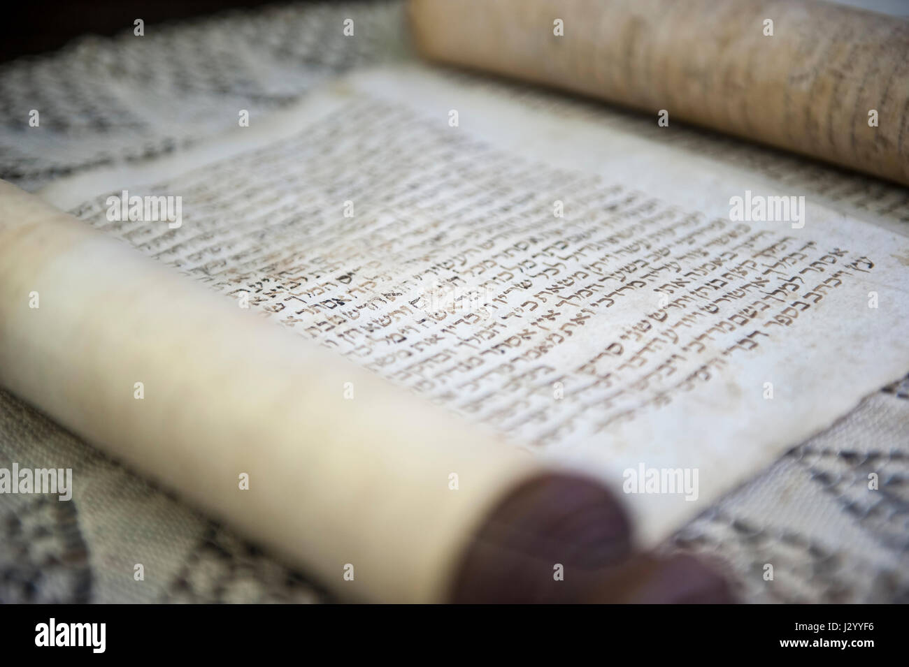 Ancient torah jewish scroll hi-res stock photography and images - Alamy
