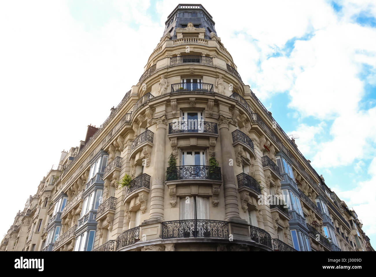 The facade of Parisian building Stock Photo - Alamy
