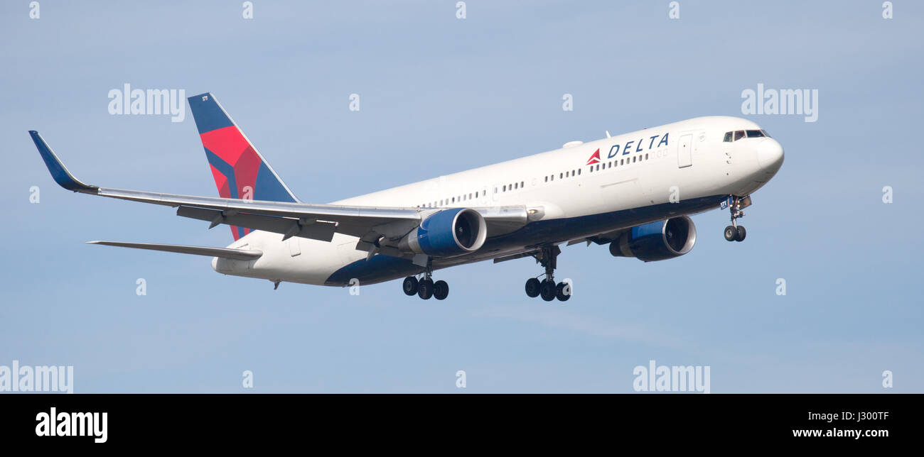 Delta Air Lines Boeing 767 N171DN on final approach to London-Heathrow ...