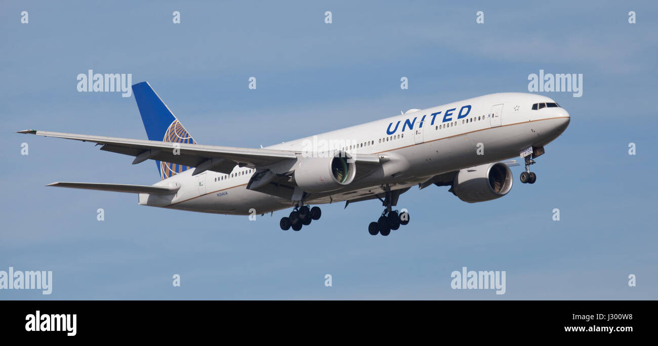 United Airlines Boeing 777 N204UA on final approach to London-Heathrow ...