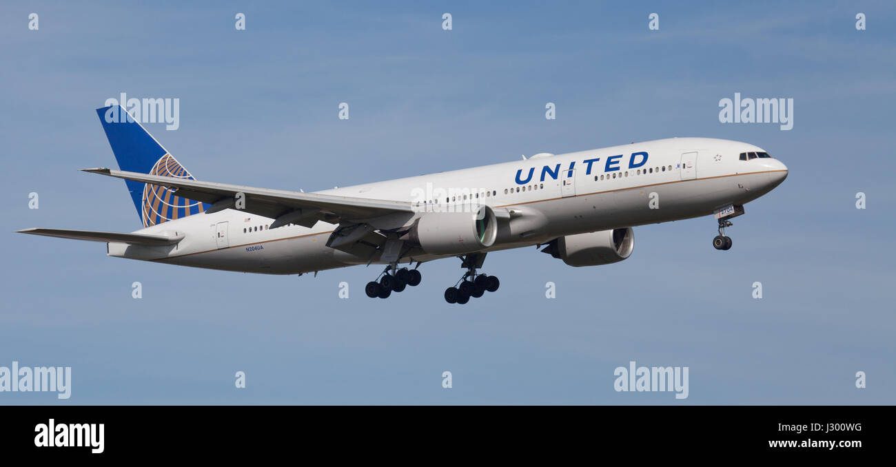 United Airlines Boeing 777 N204UA on final approach to London-Heathrow ...
