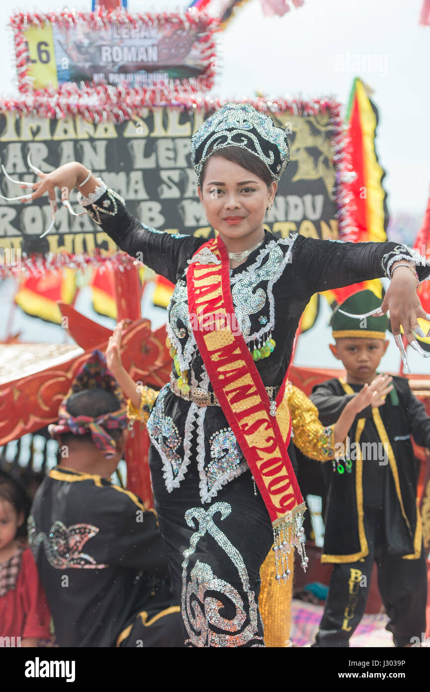 Unidentified young girl perform Traditional dance inside the Bajau's ...