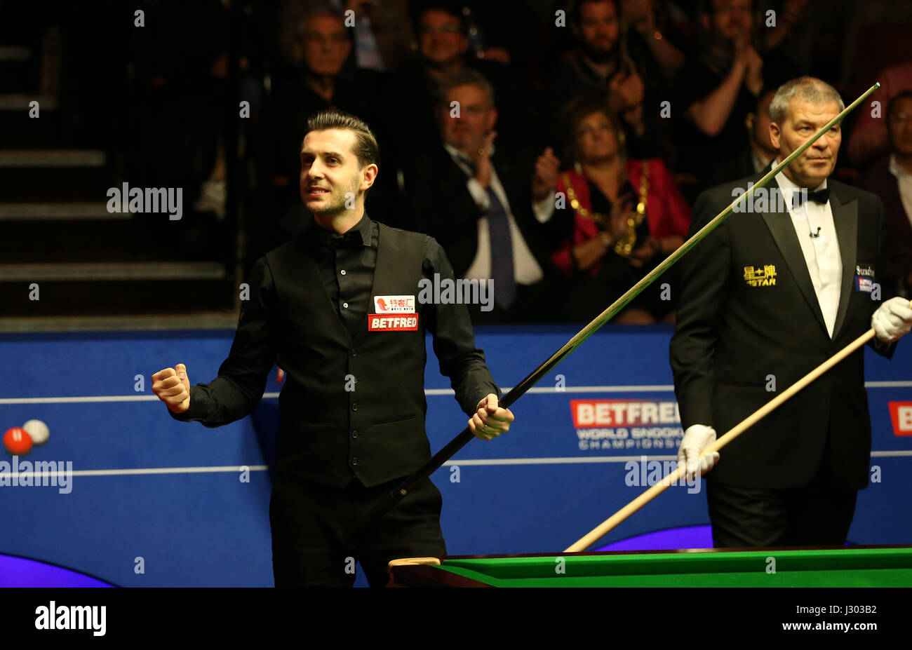 Mark Selby celebrates winning the Betfred Snooker World Championship ...