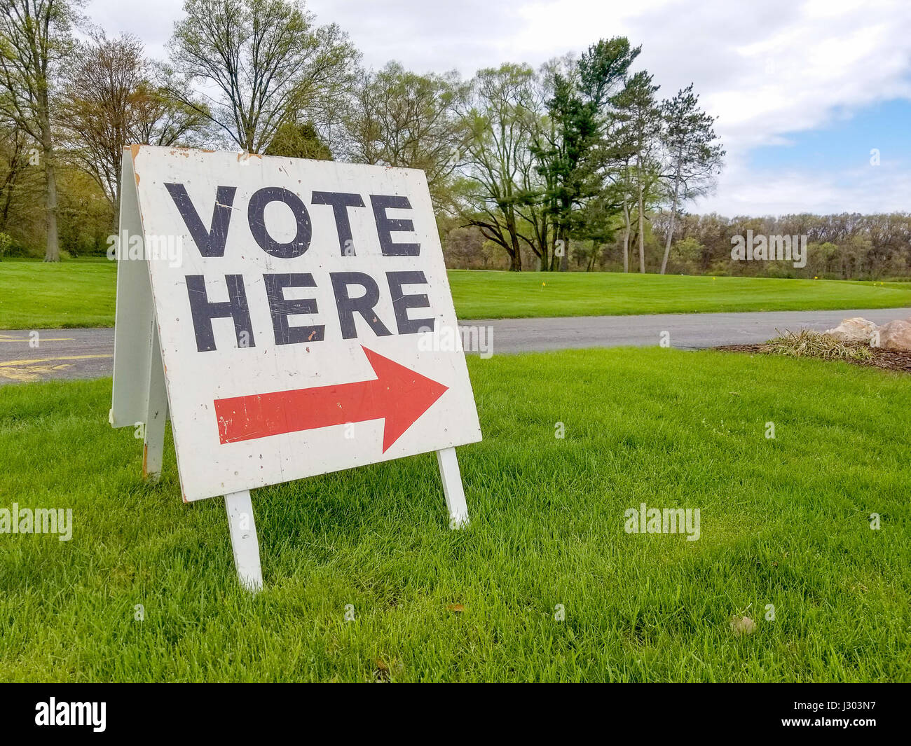 Vote here sign with arrow hi-res stock photography and images - Alamy