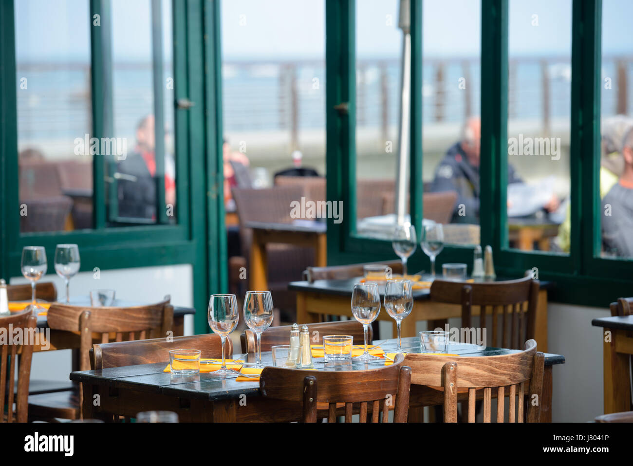 Restaurant table set up for diners Stock Photo - Alamy