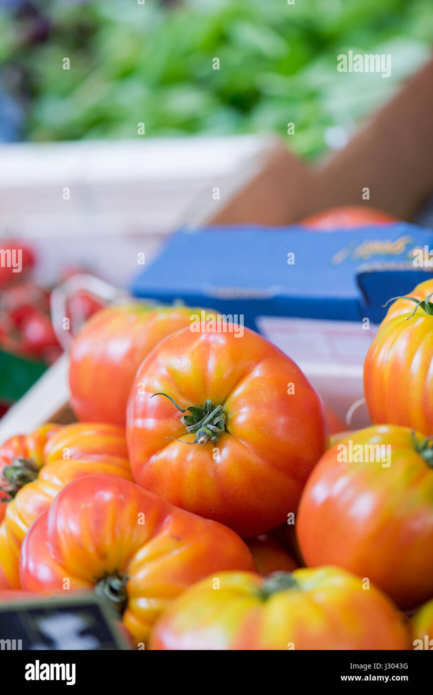 Tomato display at the supermarket Stock Photo - Alamy