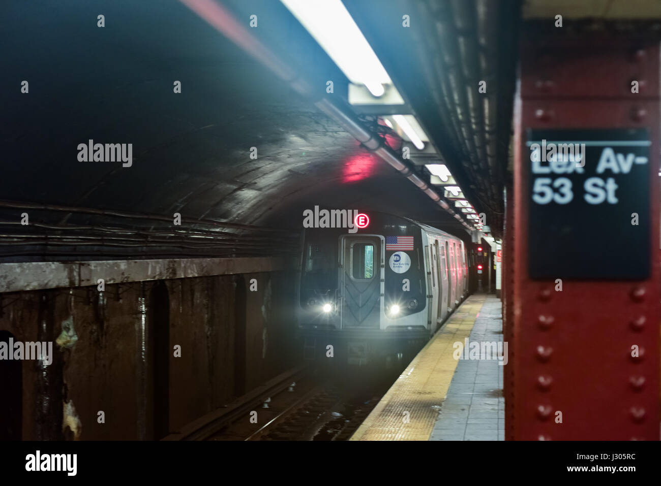 New york city subway third rail hi-res stock photography and images - Alamy